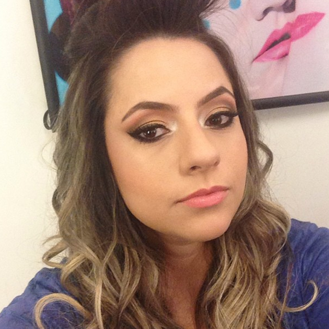 Vídeo da maquiagem que a Juliana Rakoza fez em mim » Passando Blush